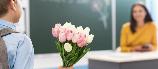 Día de la maestra, 7 ideas de regalos para hacerla sonreír