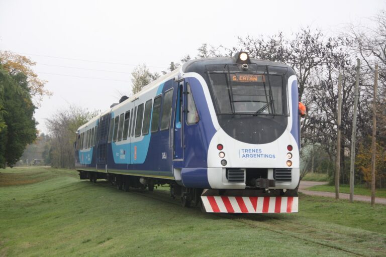 Llegó el tren de pruebas a la estación Trocha, a poco del acto ...