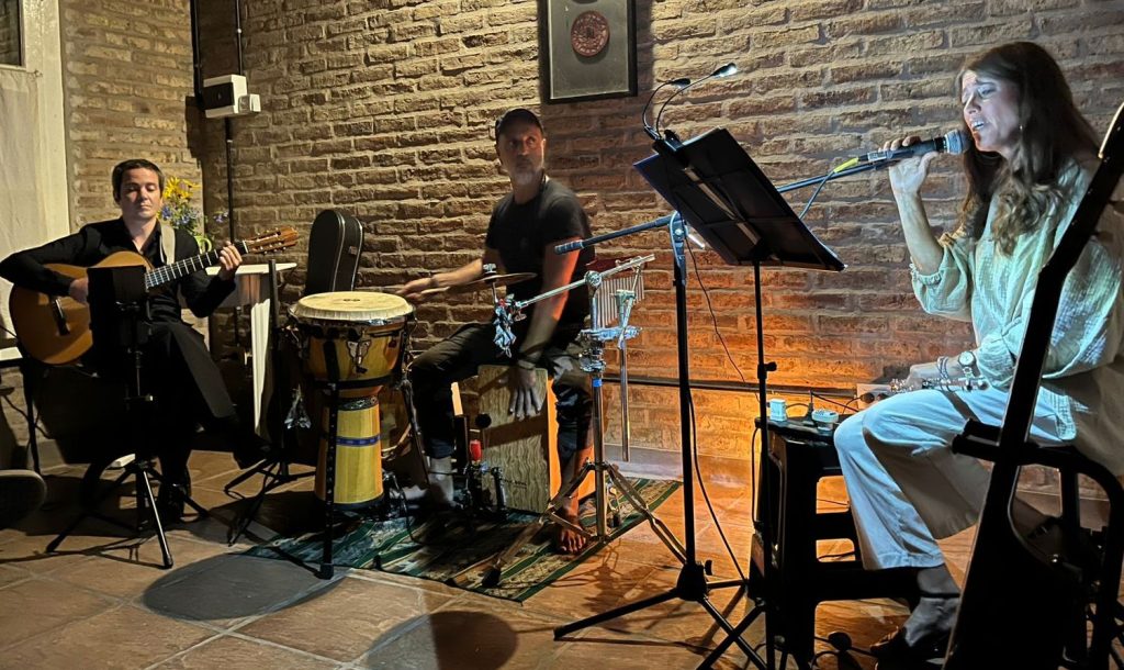 Flor Chena guio en «La Casa Suena» un viaje sonoro por las raíces de ...